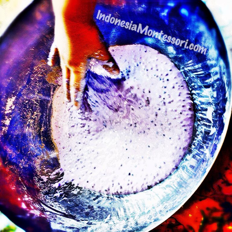 Ide Permainan Anak : DIY Itsy Gritty SLIME! – IndonesiaMontessori.Com