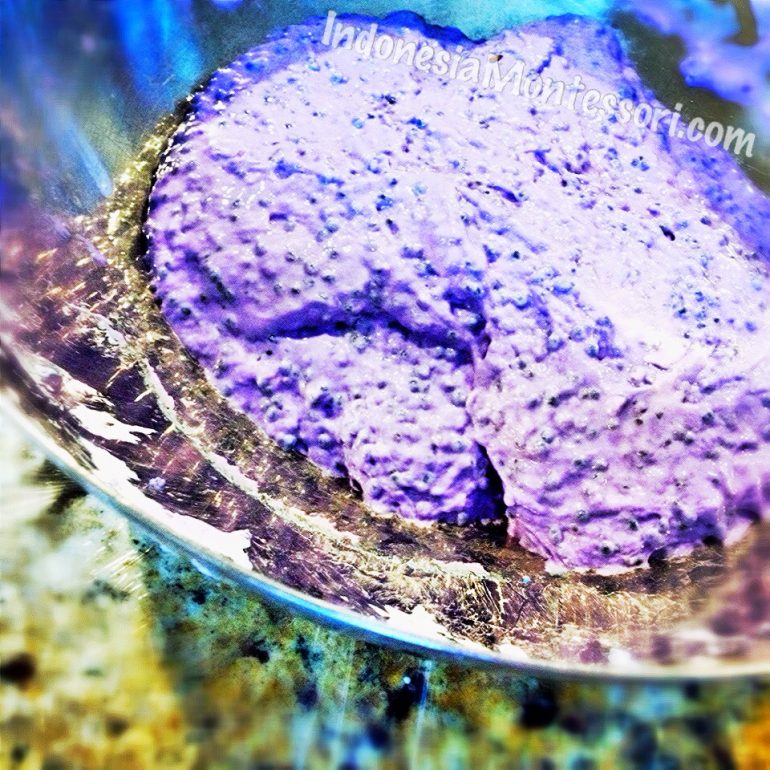 Ide Permainan Anak : DIY Itsy Gritty SLIME! – IndonesiaMontessori.Com